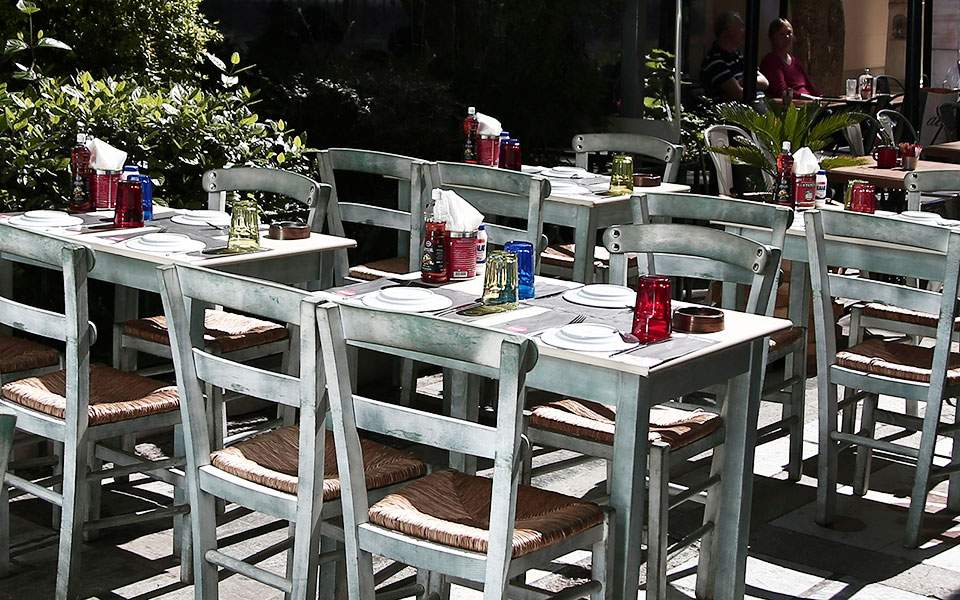 Άνοιγμα της εστίασης τη Δευτέρα με ελεύθερες τις διαδημοτικές ...